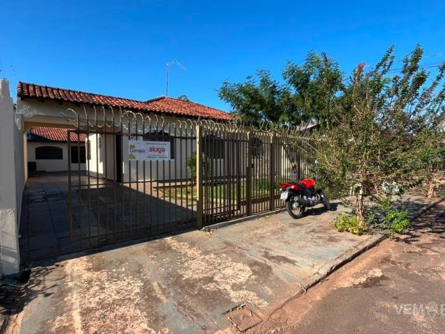Casa Térrea com 3 Quartos para Alugar por R$ 1.900/mês