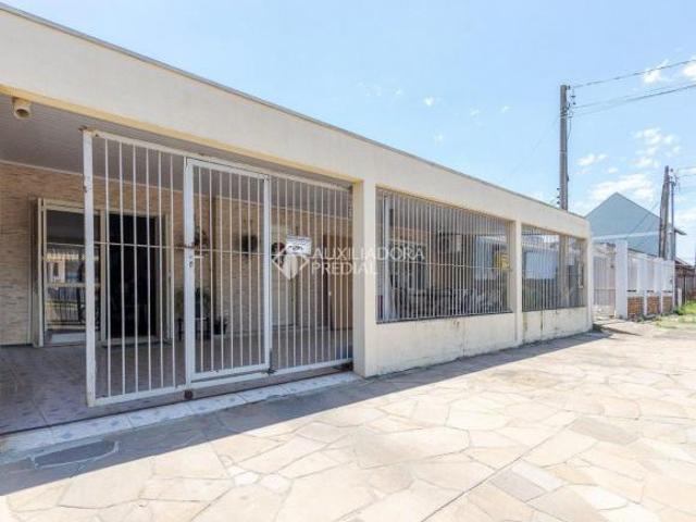 Casa Térrea com 3 quartos, pátio e piscina