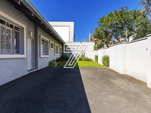 Casa térrea com 3 quartos, piscina e 207 m²