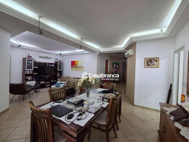 Casa térrea com 3 quartos sendo um suíte, terreno grande com área gourmet, quintal e 8 vagas de gara