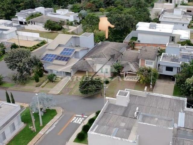 Casa térrea com 3 quartos sendo 1 suite á venda em Condominio fechado