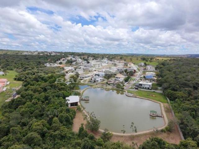 Casa térrea com 3 quartos sendo 1 suite á venda em Condominio fechado