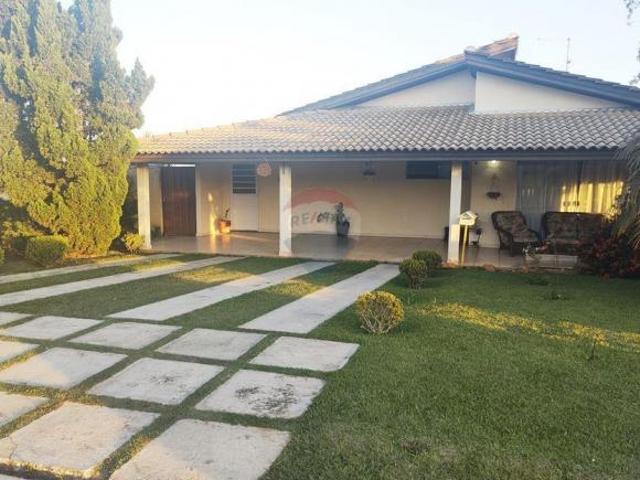 Casa térrea com 3 quartos sendo 1 suíte no condomínio Village Ipanema I, 260 m² de área construída