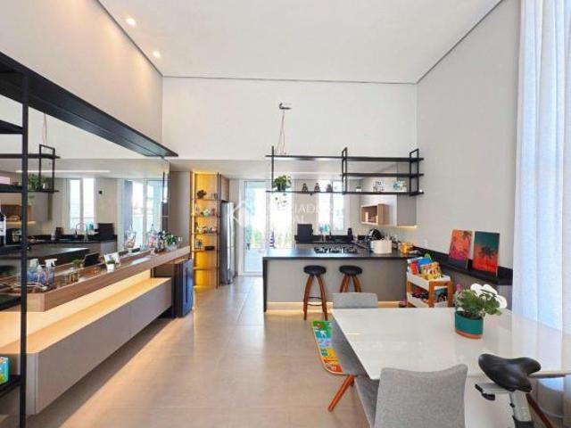 Casa térrea com 3 quartos, sendo 1 suite no bairro Hipica