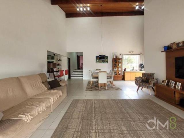 Casa térrea com 3 quartos sendo 1 suíte, piscina e gourmet no Clube de Campo Valinhos