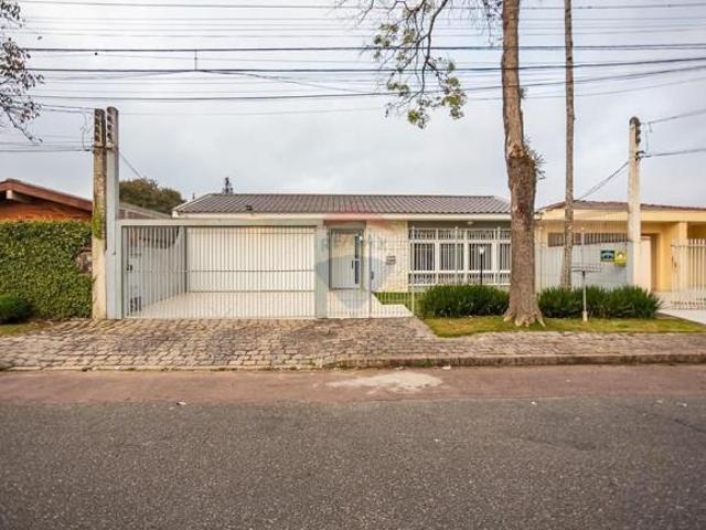 Casa térrea com 3 quartos, 1 suíte, 4 vagas, churrasqueira, no Jardim Social Curitiba