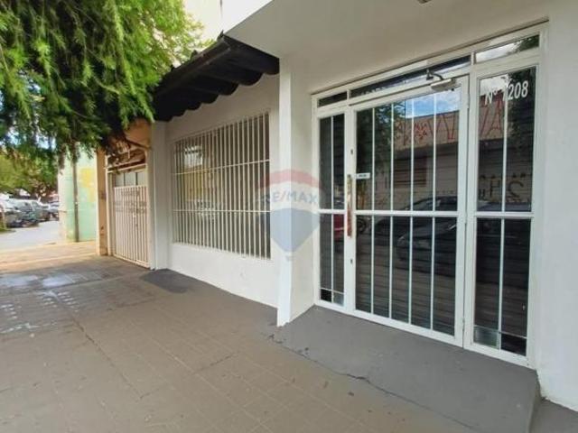 Casa térrea com 3 quartos 1 suíte, edícula e Salão Comercial Independente