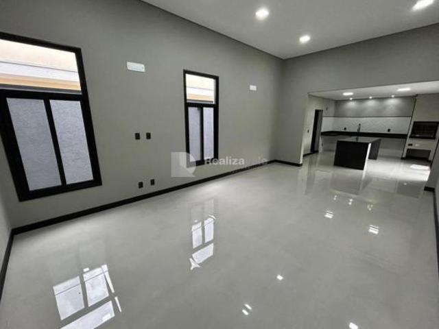 Casa Térrea com 3 Quartos 1 Suíte, Escritório e Aquecimento Solar no Condomínio Ouroville