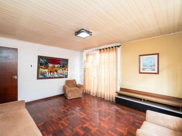Casa Térrea com 3 Quartos, 6 Vagas de Garagem e Localização Privilegiada