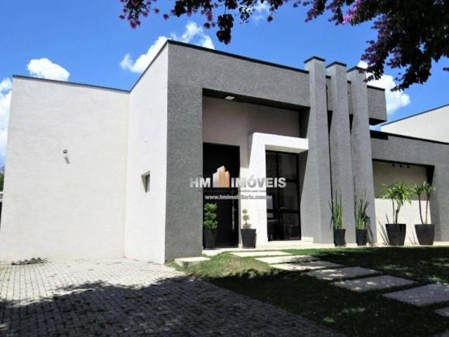 Casa Térrea com 3 suítes, 2 salas, cozinha com armários, pé direito alto, quintal grande, salão de j