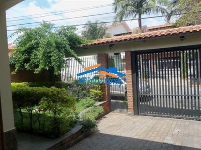 Casa Térrea com 3 Suítes 6 Vagas Edícula