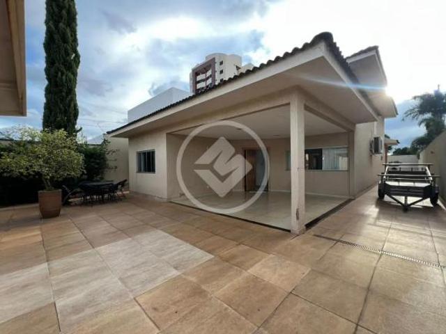 CASA TERREA COM 3 SUITES E AMPLO LOTE NO JARDIM AMERICA