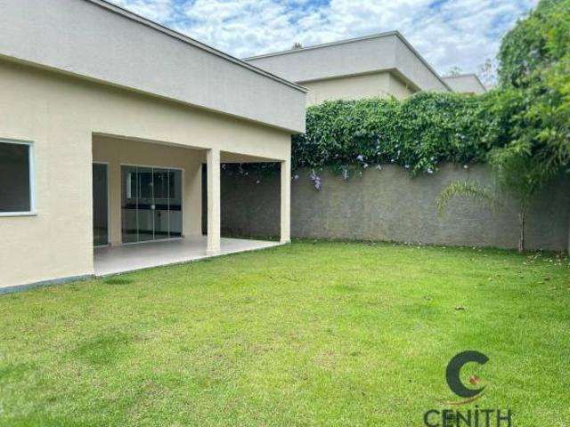 Casa Térrea com 3 Suítes E Amplo Quintal c/ 3 Vagas no Condomínio Aruanã
