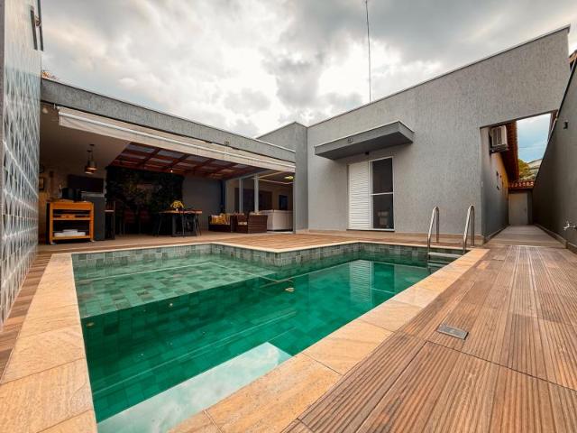 Casa térrea com 3 suítes e piscina no Condomínio São Paulo II – Granja Viana Cotia/SP