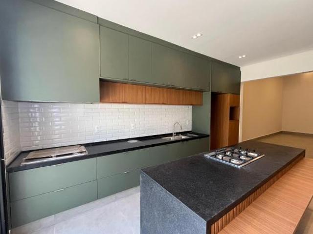 Casa Térrea com 3 suítes em condomínio fechado com 165 m²