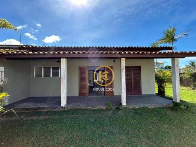 Casa térrea com 3 suítes, edícula. Área total de 720m² a 300 metros do mar no bairro Maria Helena N