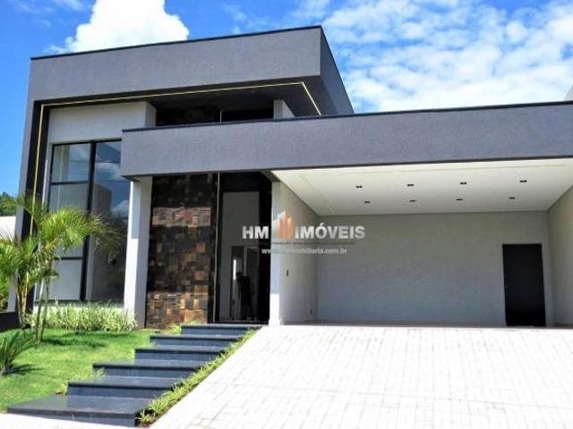 Casa Térrea com 3 suítes, escritório, 2 salas, cozinha com ilha central, área gourmet, piscina, dent