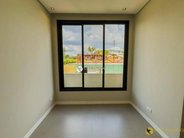 Casa térrea com 3 suítes, escritório, área gourmet completa junto a uma piscina com prainha e redári