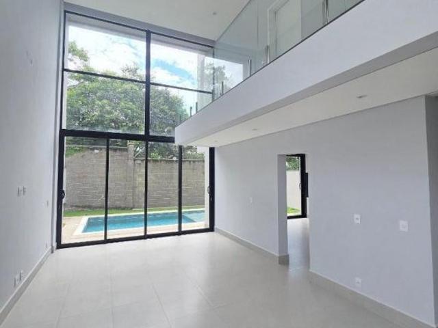 Casa Térrea com 3 Suítes, Escritório e Piscina – Melhor Custo Benefício com Fundo para a Mata!