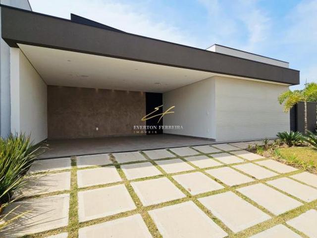 Casa Térrea com 3 Suítes, Escritório, Piscina e Quintal com Espaço Gramado