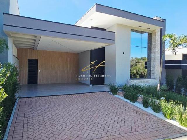Casa Térrea com 3 Suítes, sendo 1 Master com Closet, Piscina com Cascata,Prainha