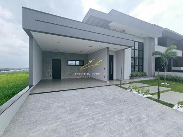 Casa Térrea com 3 Suítes, sendo 1 Master com Closet, Piscina, Condomínio Fechado