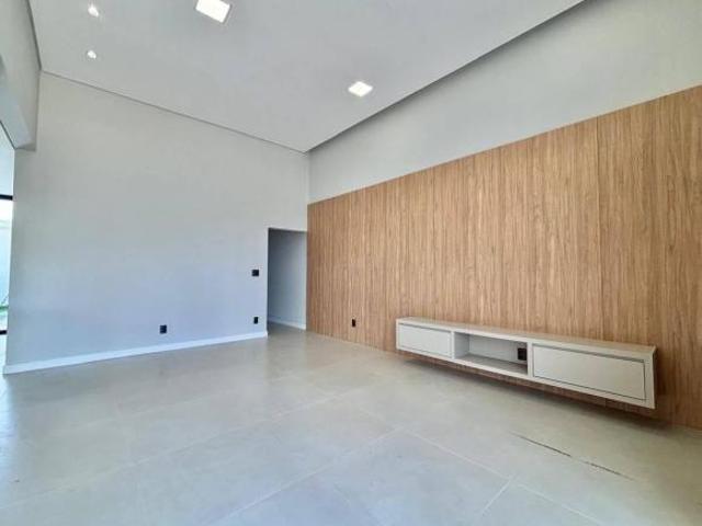 Casa Térrea com 3 Suítes, Piscina e Área Verde Indaiatuba SP