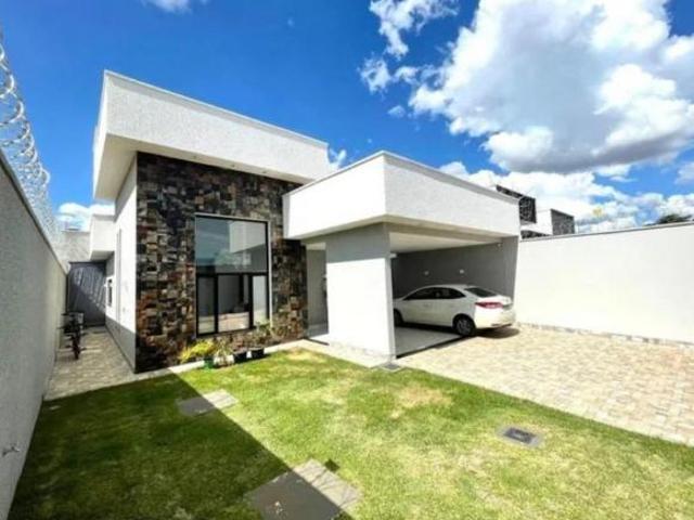 Casa térrea com 3 suítes plenas no setor Três Marias em Goiânia