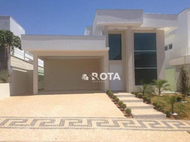Casa térrea com 3 suítes, rica em planejados no Condomínio Terras do Cancioneiro