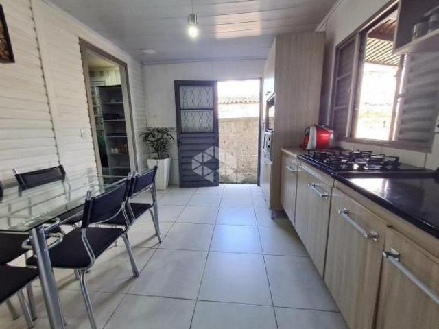 Casa térrea com 02 dormitórios, terreno com 242m² Bairro Niterói