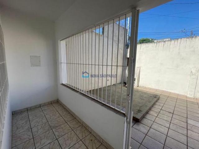 Casa térrea com 02 quartos na região da Vila Império
