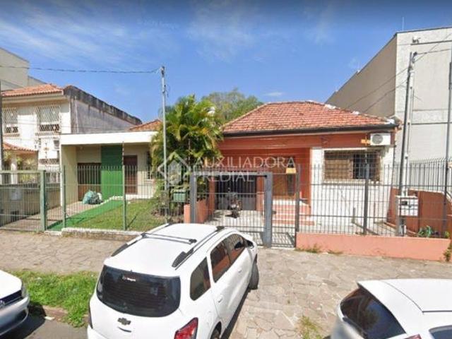 Casa térrea com 03 dormitórios, 02 vagas, entre os bairros Menino Deus e Azenha