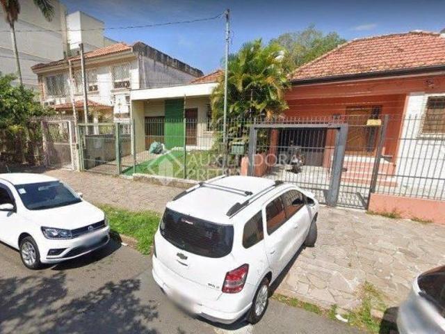 Casa térrea com 03 dormitórios, 02 vagas, entre os bairros Menino Deus e Azenha
