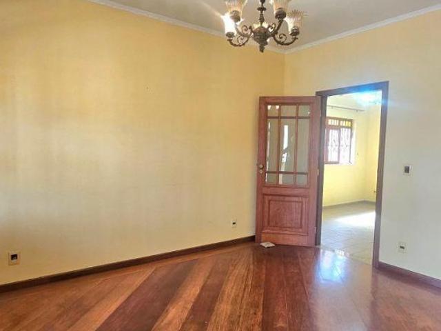 Casa térrea com 03 dormitórios em Valinhos SP