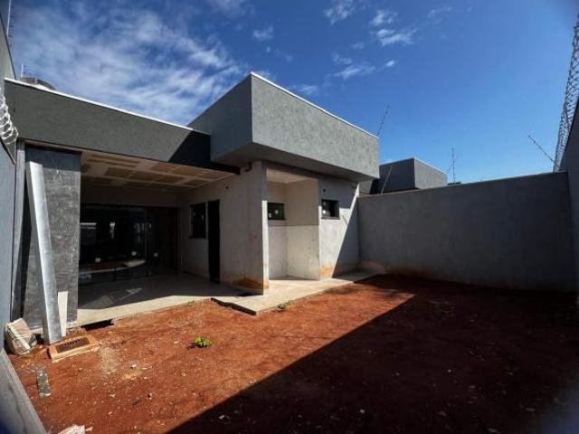Casa térrea com 03 suítes e piscina no bairro Rita Vieira!