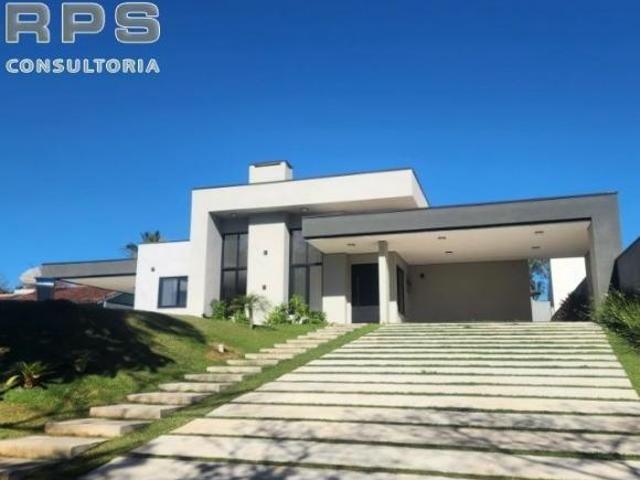 Casa térrea com 03 suítes 02 salas, Cozinha integrada,Lavabo, 06 vagas de garagem,Jardim,Qui