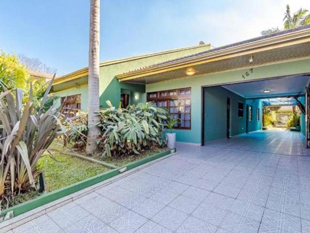 Casa térrea com 03 quartos, 02 suites, piscina e churrasqueira no Cajuru