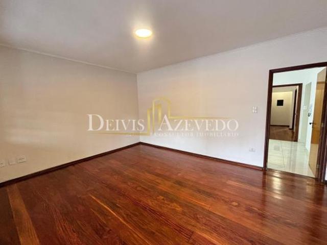 Casa Térrea com 03 Quartos em Região Nobre
