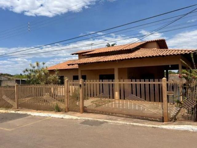 Casa térrea com 03 quartos na Rua 3c m Vicente Pires !