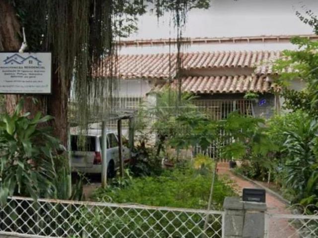 Casa térrea com 03 quartos necessita reforma