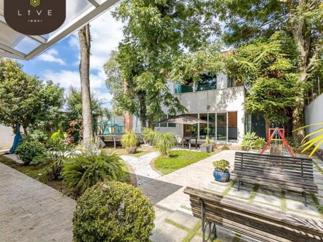 Casa Térrea com 04 dormitórios e Jardim Encantador, no Vista Alegre, recém reformada!