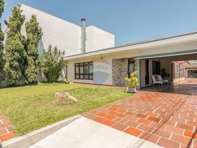 Casa térrea com 04 quartos no bairro Novo Mundo