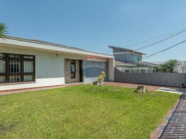 Casa térrea com 04 quartos no bairro Novo Mundo