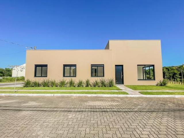 Casa térrea com 100m² privativo, em condomínio fechado na Estrada Jorge Pereira Nunes