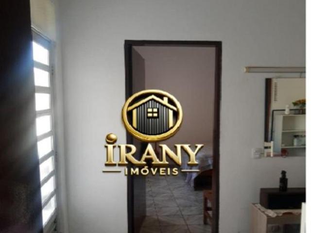 CASA TERREA COM 120m2, AMPLO QUINTAL OPORTUNIDADE NA VILA MONUMENTO !