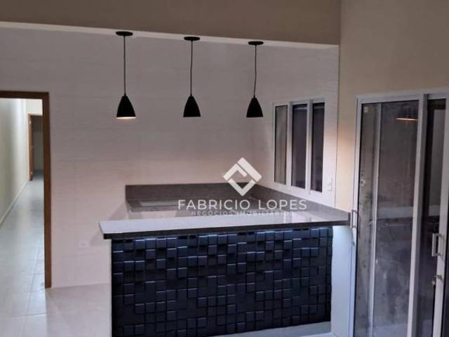Casa térrea com 122M² e 3 dormitórios no bairro Parque dos sinos em Jacareí/SP