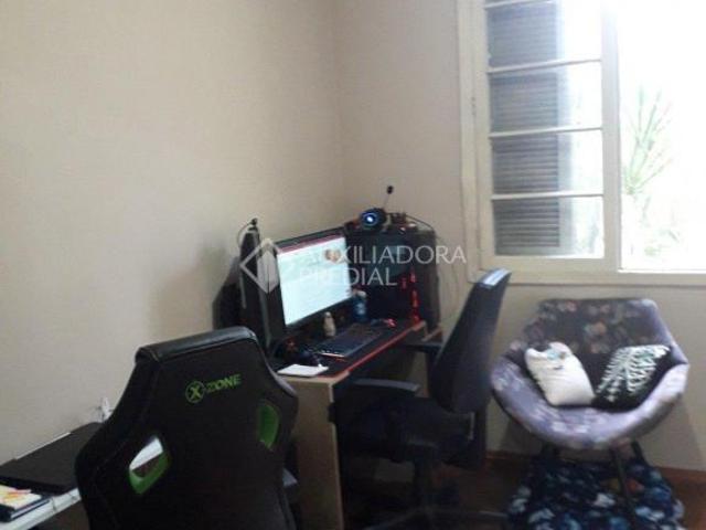 Casa térrea com 212 m², três quartos, vaga para 4 carros