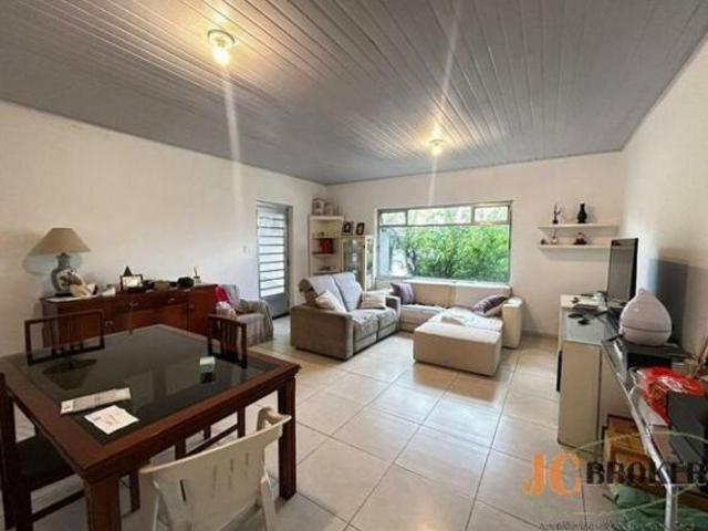 Casa térrea, com 222m²de área útil e terreno de 464m²