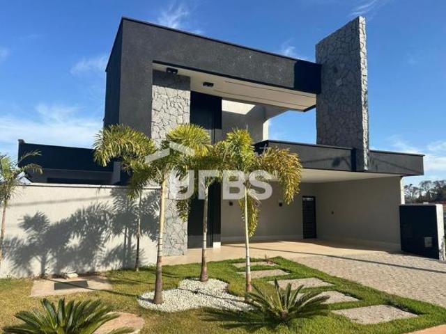 Casa térrea com 240m2 terreno de 440m2, 4 suítes, no Jardins Nápoles em Senador Canedo GO