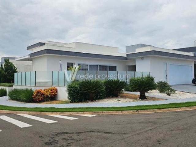 Casa térrea com 255m² de área construída em terreno de 475m² no condomínio Villa